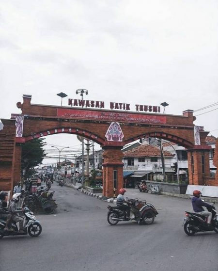 Wisata Kekinian Di Kampung Batik Trusmi Cirebon - PanduanWisata.id