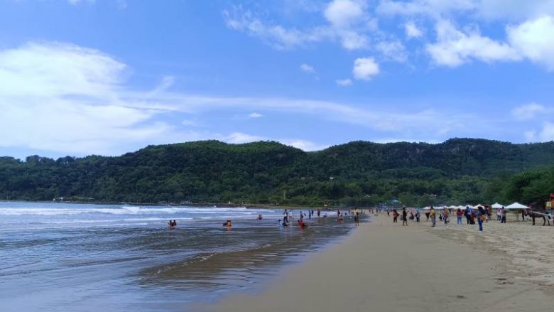 Keindahan Pantai Teleng Ria Pacitan Dari Perbukitan - PanduanWisata.id